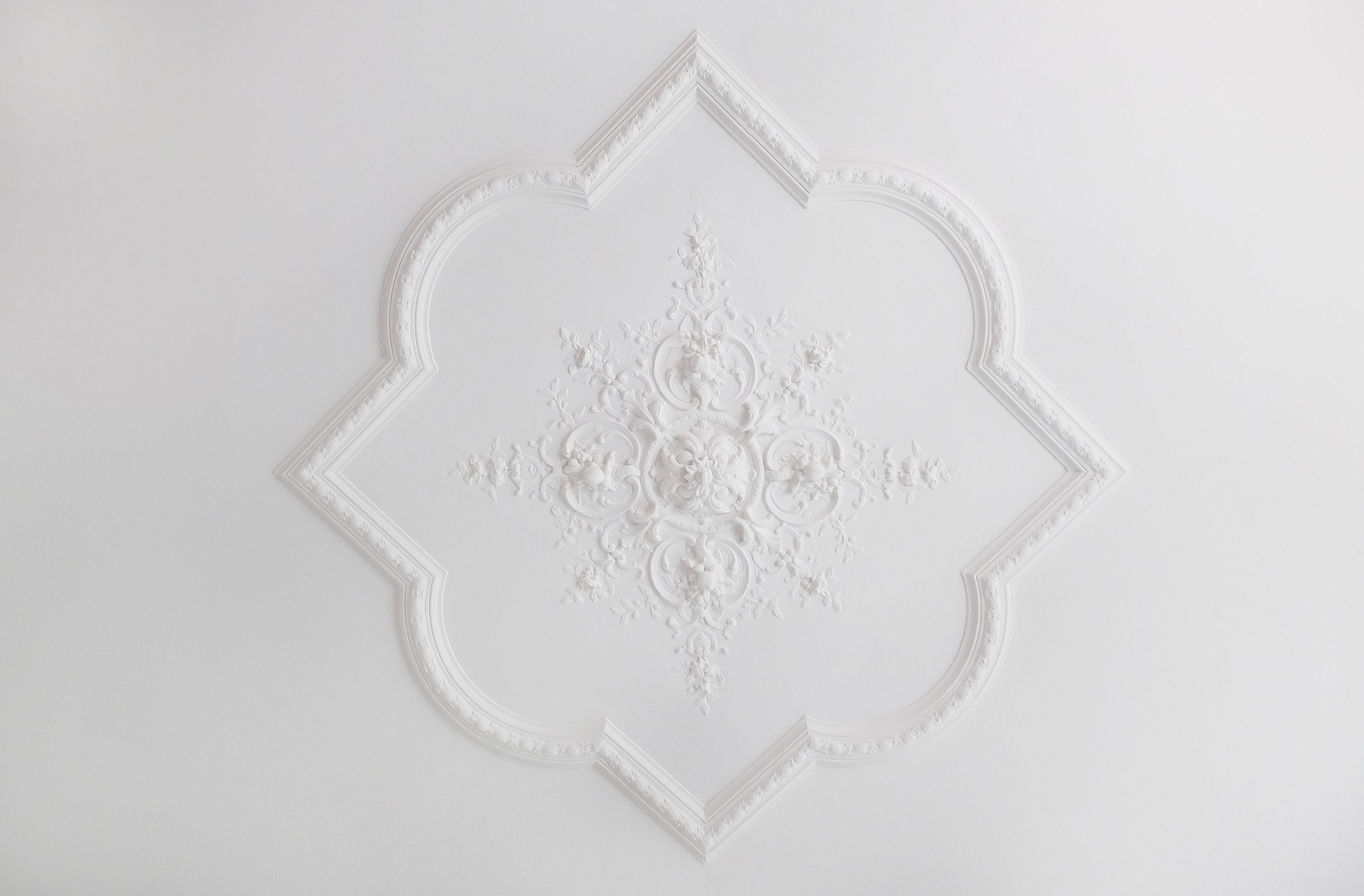 How to paper a ceiling - Step-by-step guide and video