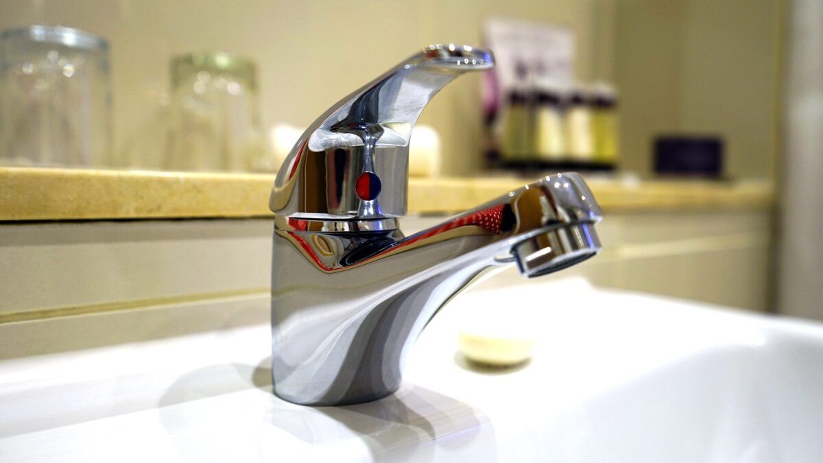 Changing a tap washer - lets-do-diy.com